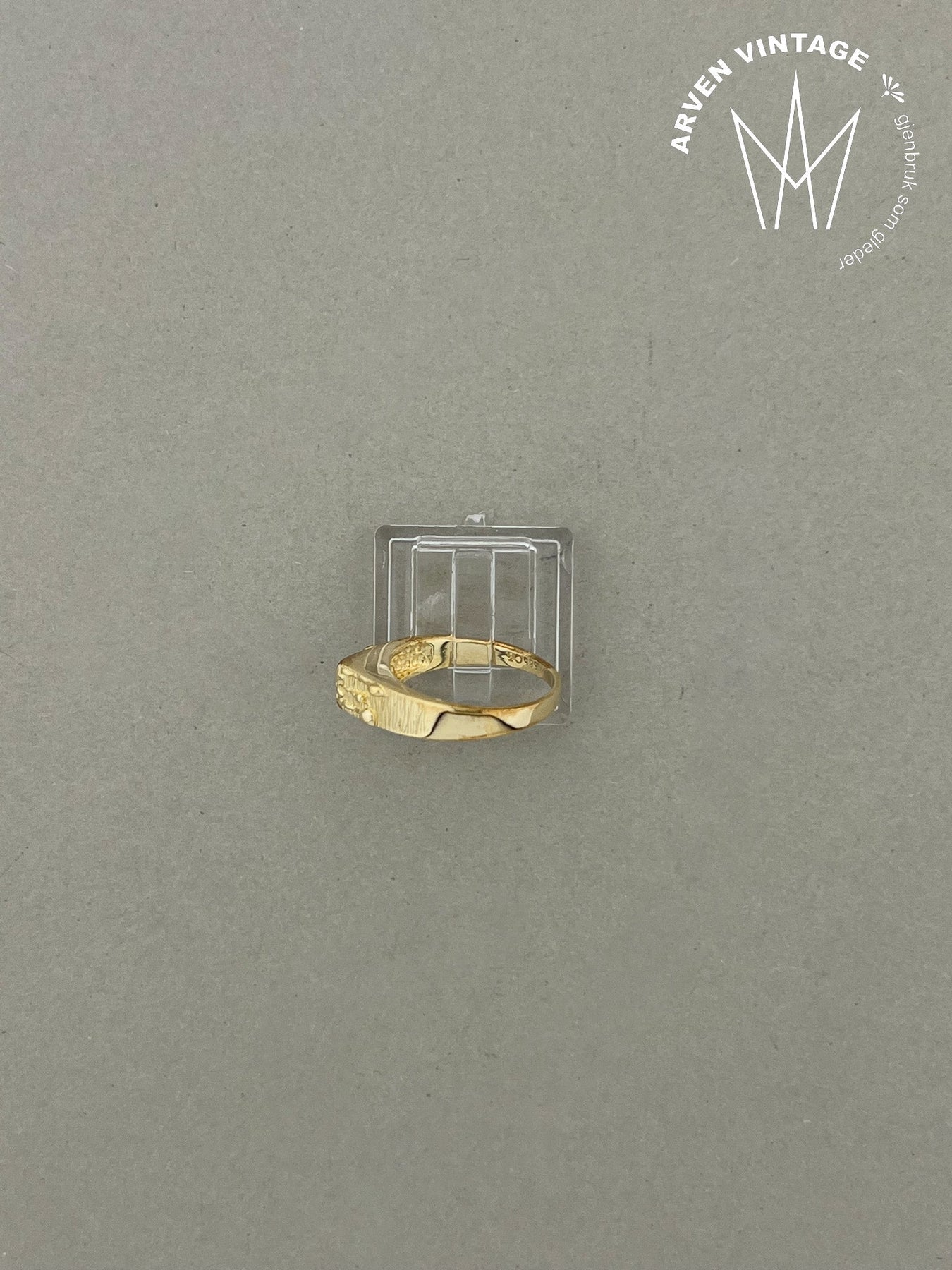 Vintage ring i gult gull str 53 – Arven