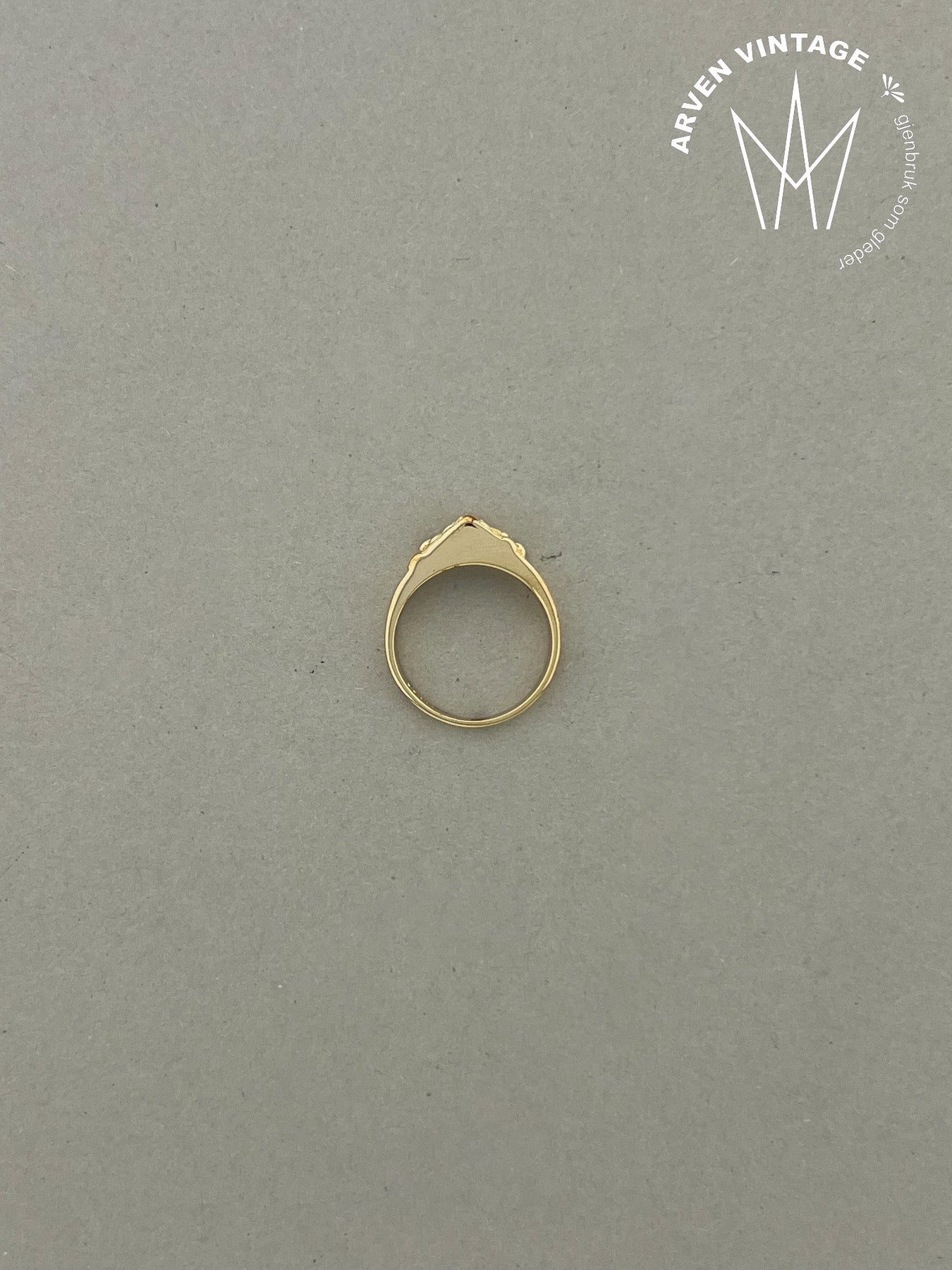 Vintage ring i gult gull str 53 – Arven